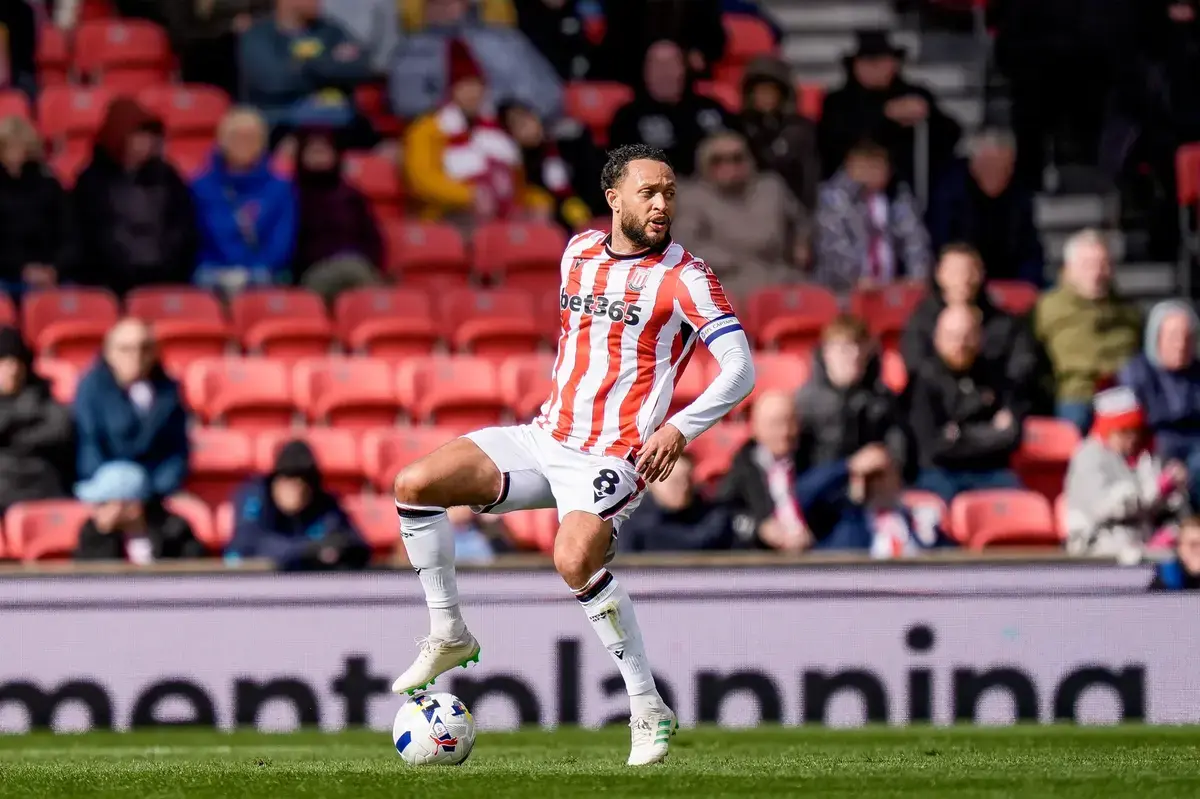Derby County: Rams urged to sign Lewis Baker by reporter